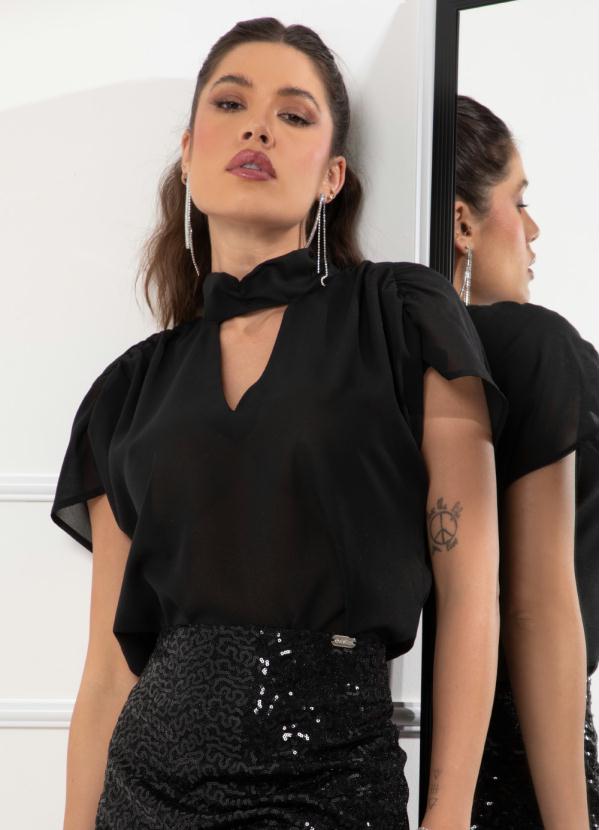 Blusa Preta em Crepe Plano com Vazado no Decote - Quintess