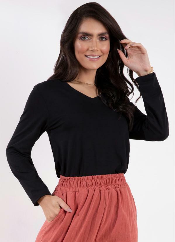 blusa-preta-mullet-decote-v-quintess