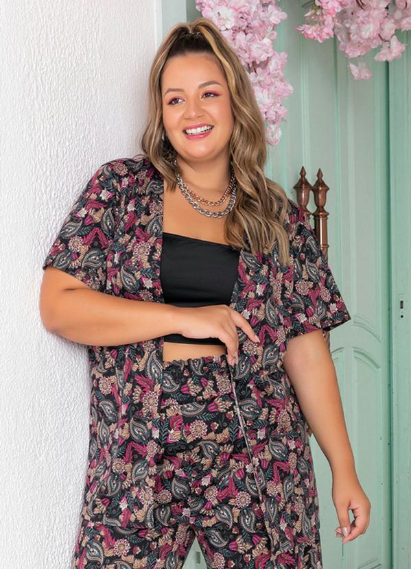 Kimono Floral Preto Mangas Curtas Plus Size Marguerite